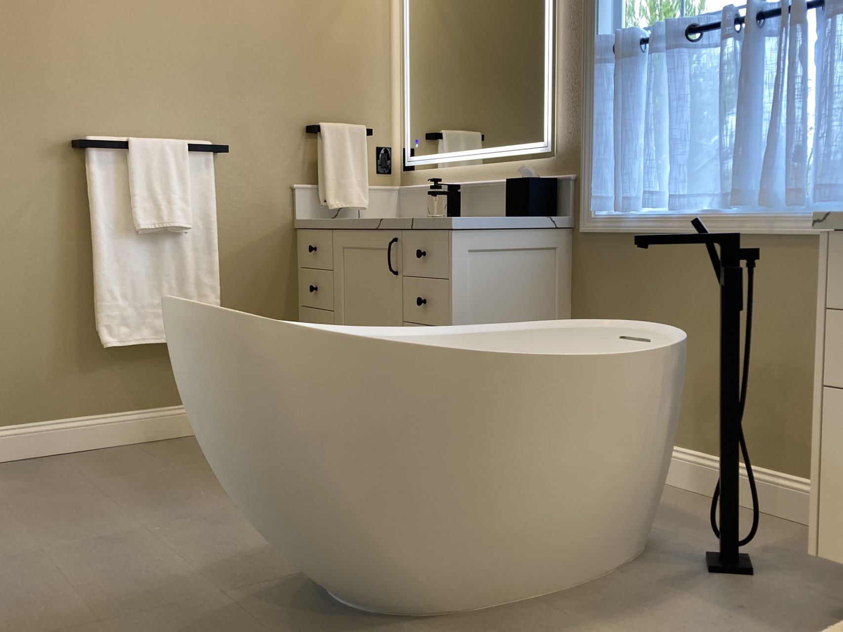 Rosebud freestanding bathtub | Small Soaker Tub | Stone Resin
